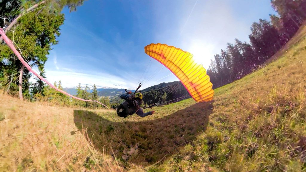 Vol speedflying de proximité avec Daniel Kofler rasant le sol de très près